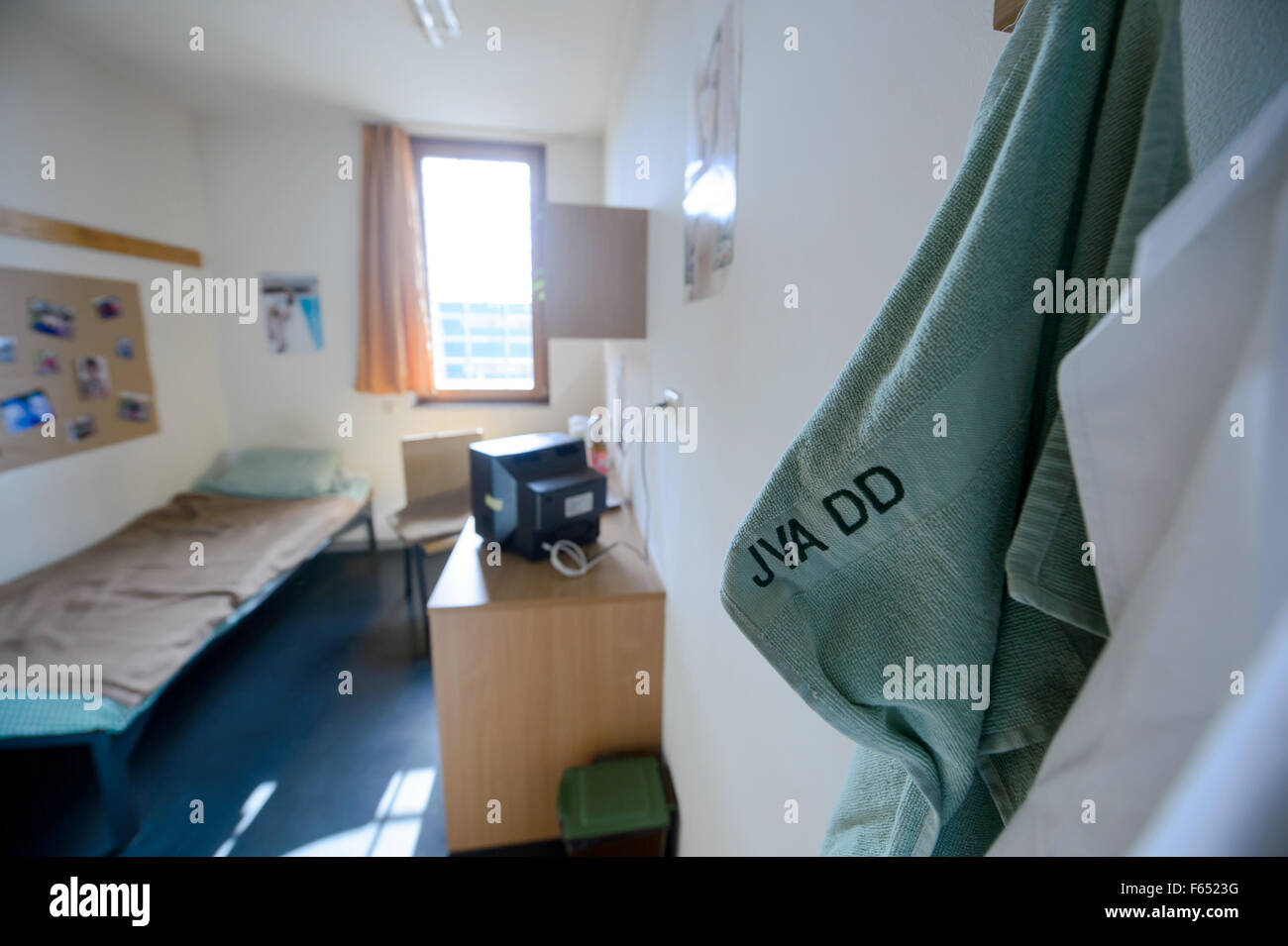 Tv in prison cell Banque de photographies et d’images à haute ...