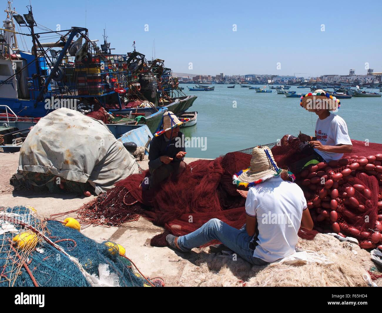Filets de correctifs des pêcheurs dans le port de Larache, Maroc Photo ...