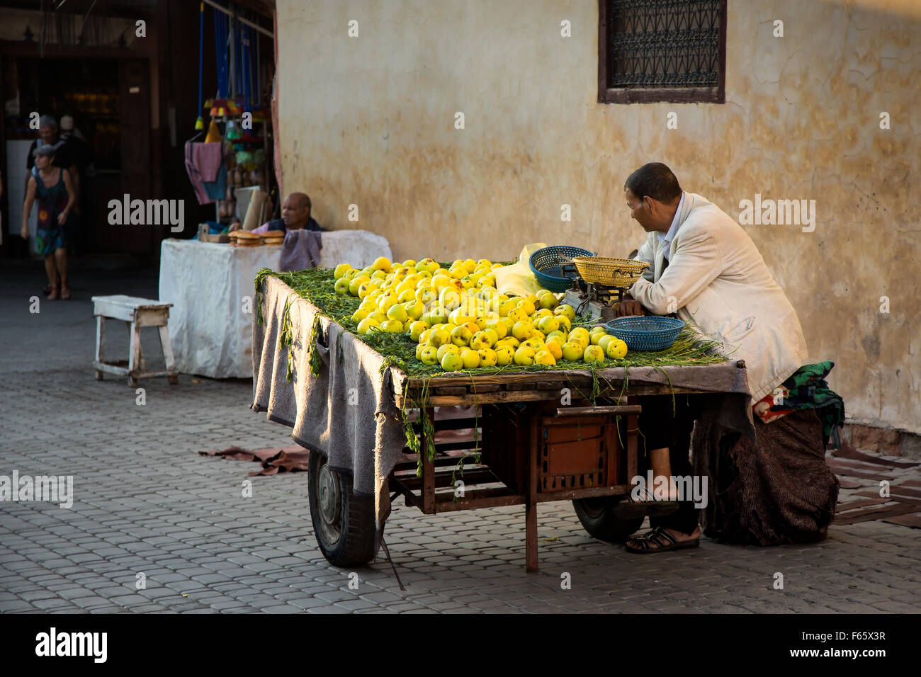 Stand de fruits de la vieille ville de marrakech Banque de ...