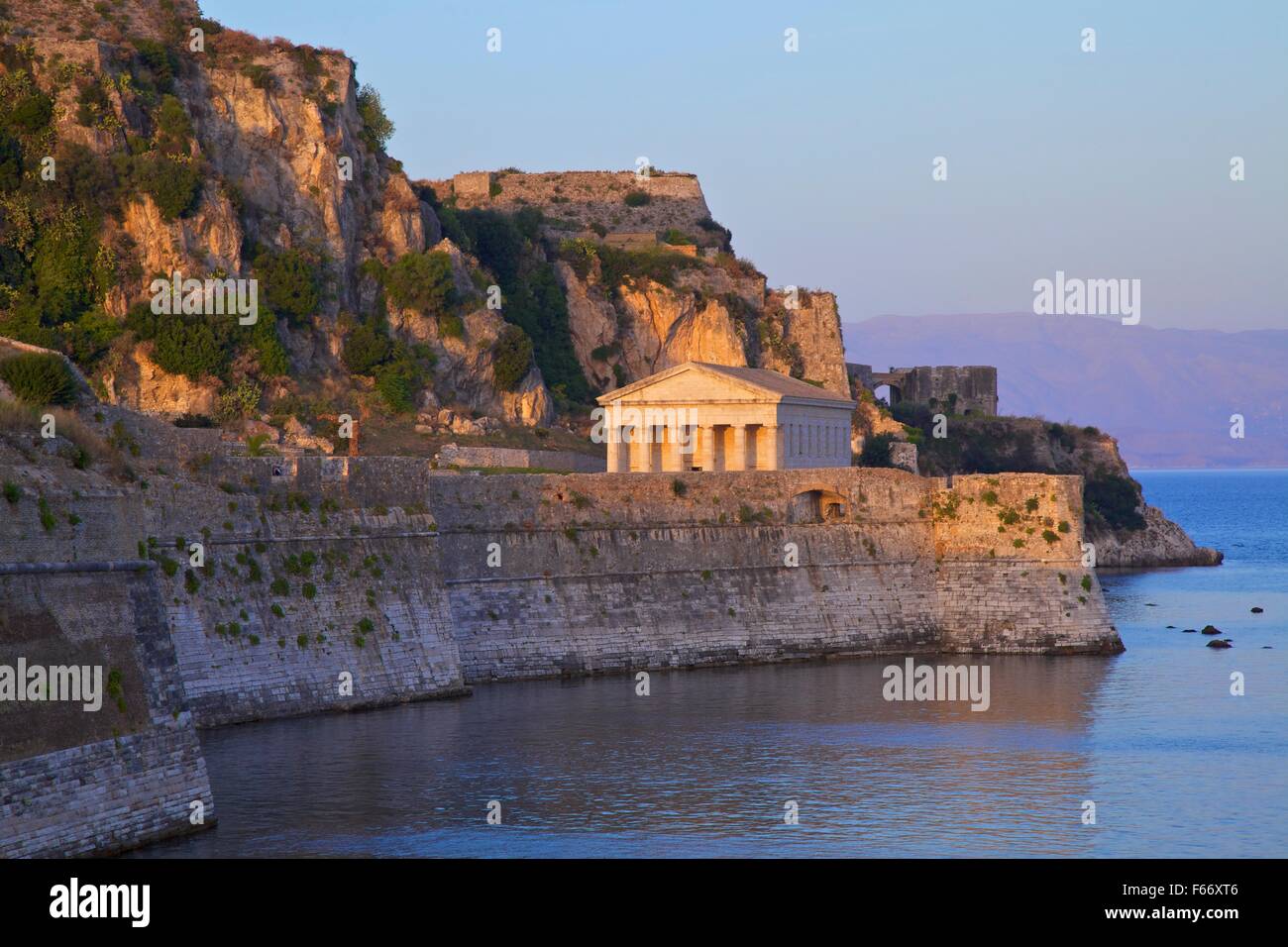 Le vieux fort et l'église de Saint George, vieille ville de Corfou ...