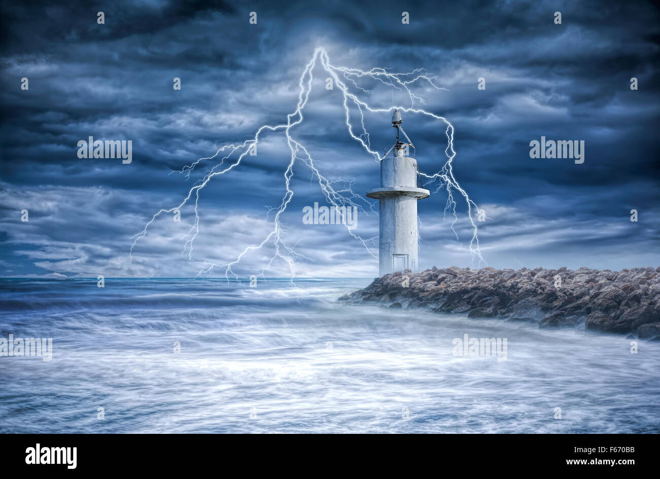 Phare tempête océan Banque de photographies et d’images à haute ...