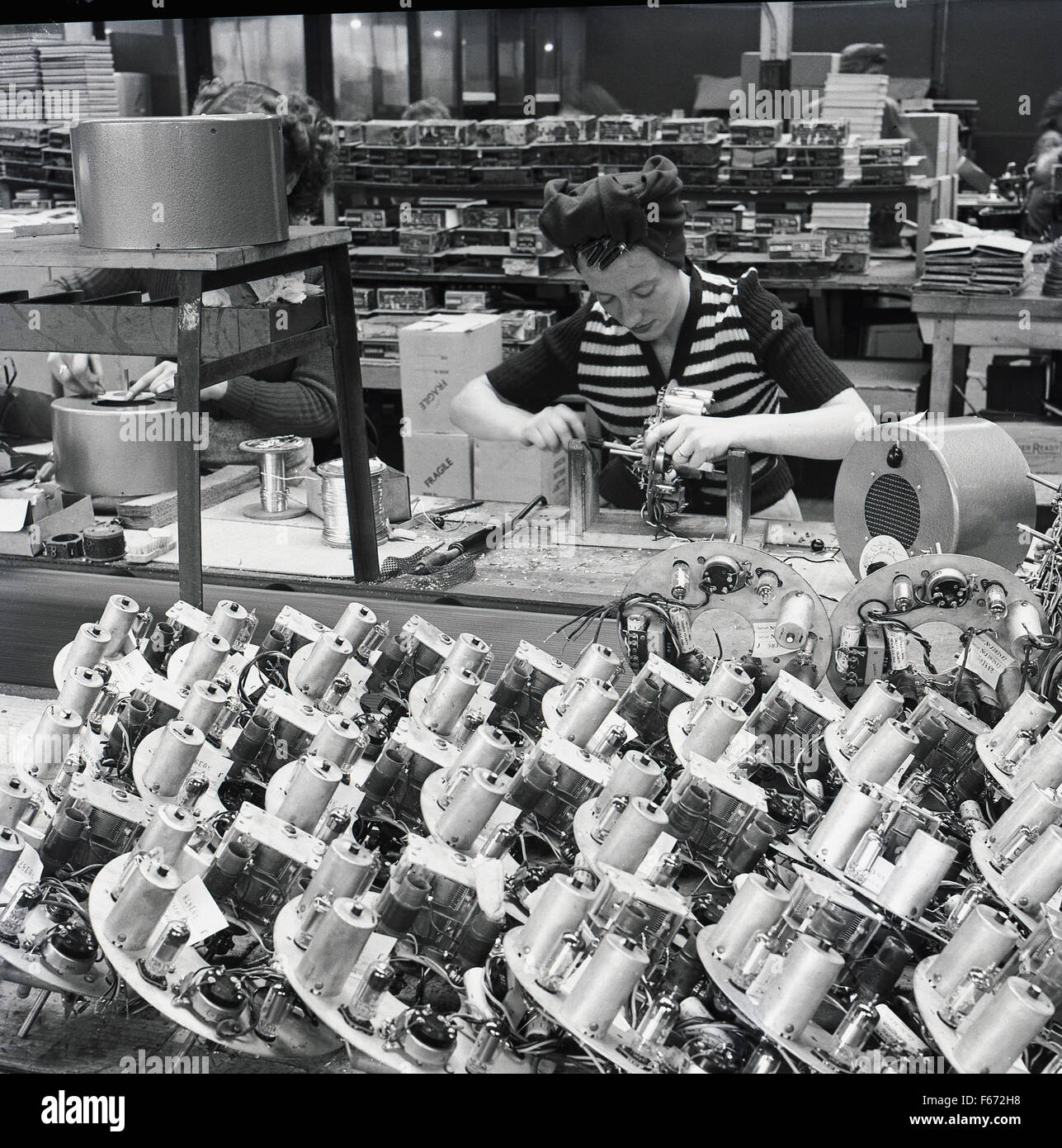 Historique Années 1950 Photo de femme employé d'usine ou de radios ...