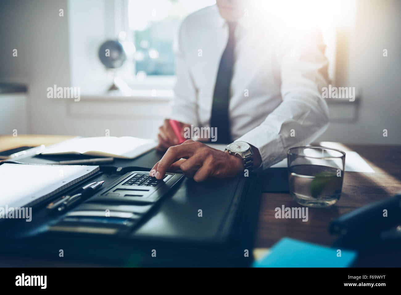 Close up, homme d'affaires ou un avocat comptable travaillant sur des ...