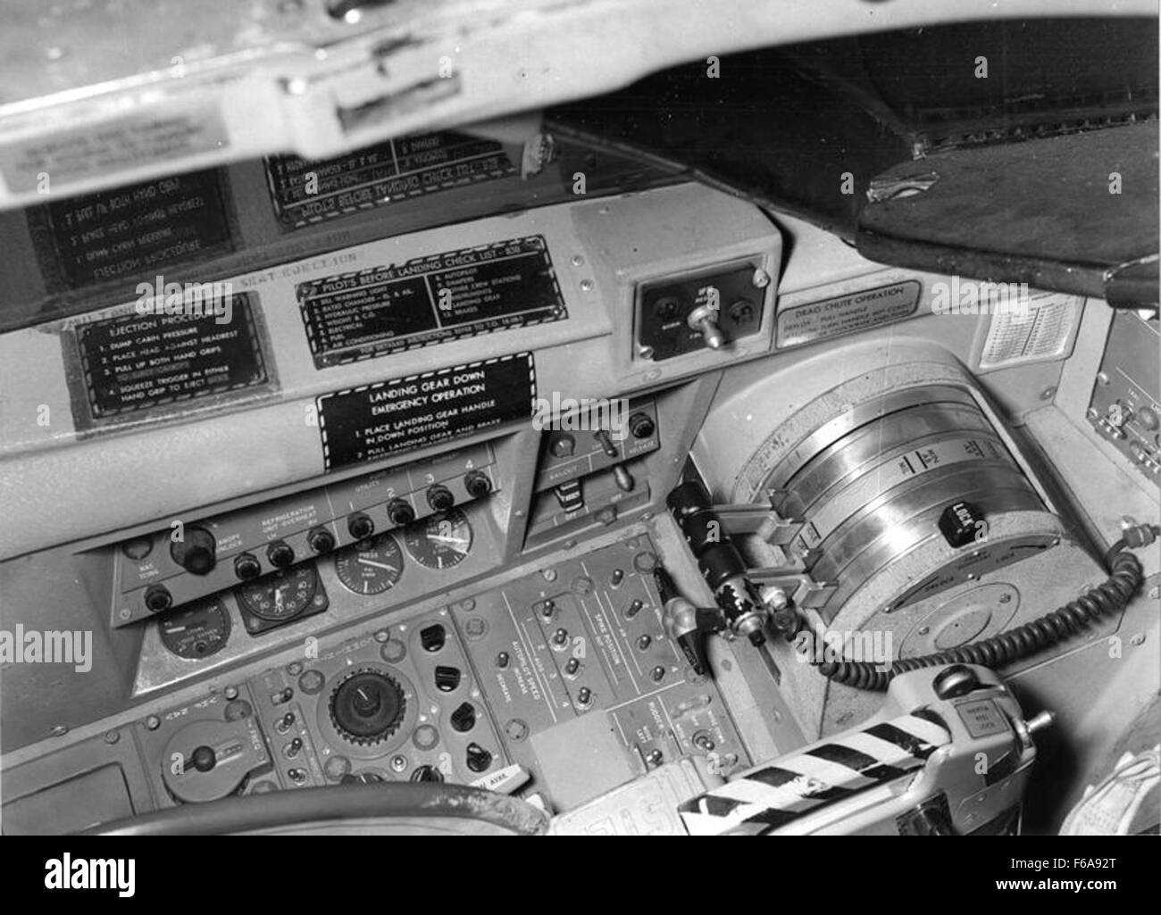 Une vue intérieure détaillée du B-58 Hustler, présentant le cockpit et ...