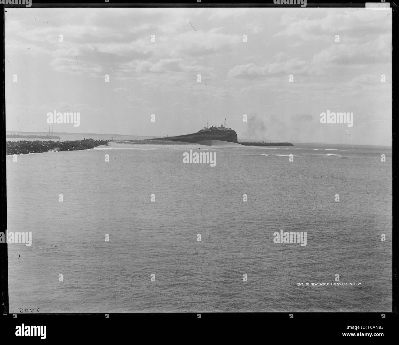 Photographie en noir et blanc de Nobbys et de l'entrée du port de ...