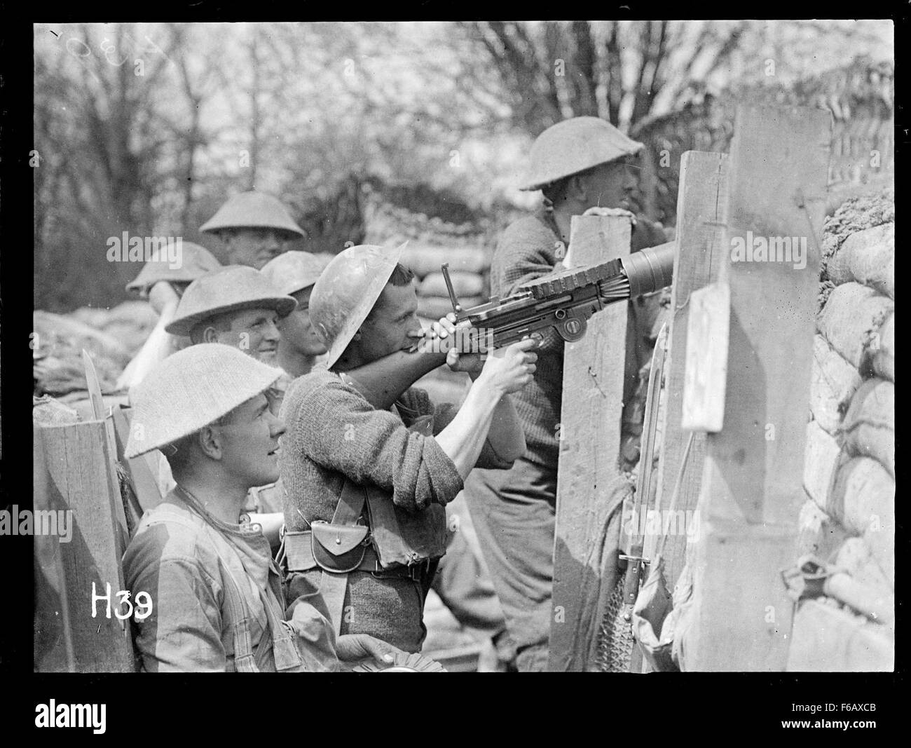 Une mitrailleuse Lewis dans la ligne de front, la Première Guerre ...