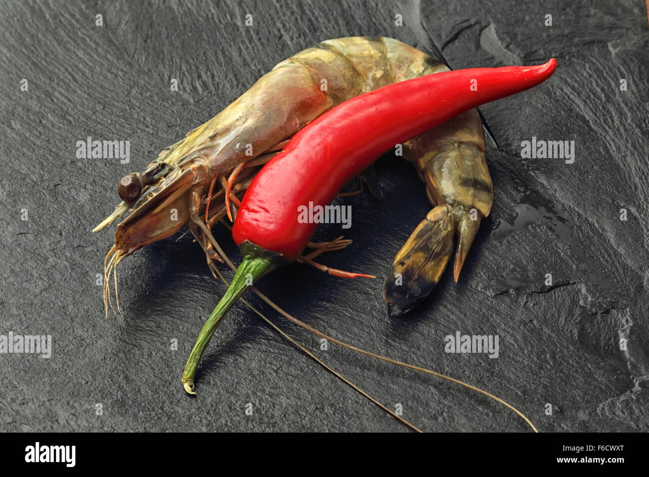 Crevettes géantes non pelées brut avec red chili sur un arrière-plan en ...