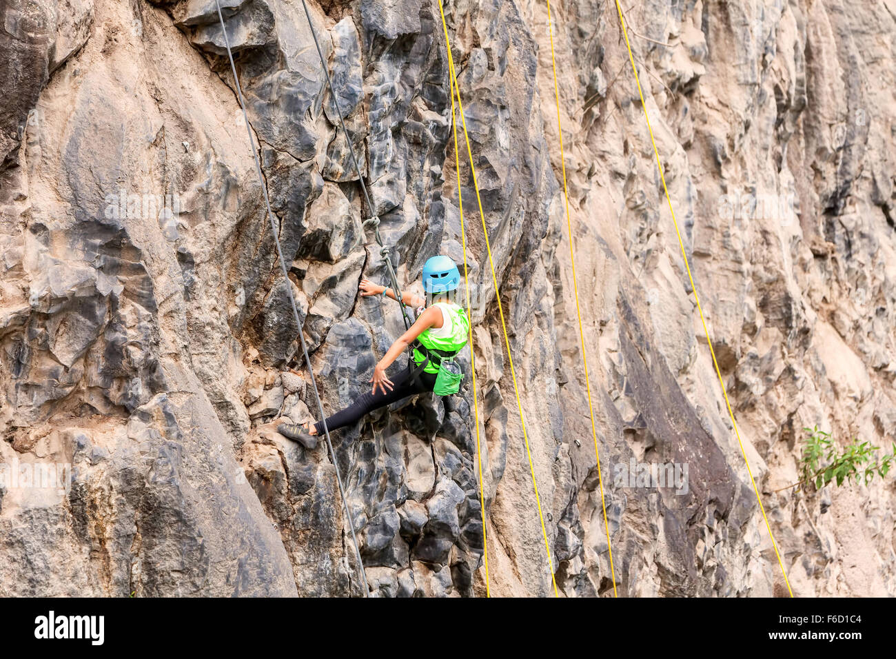 Teenager rock climbing Banque de photographies et d’images à haute résolution - Alamy