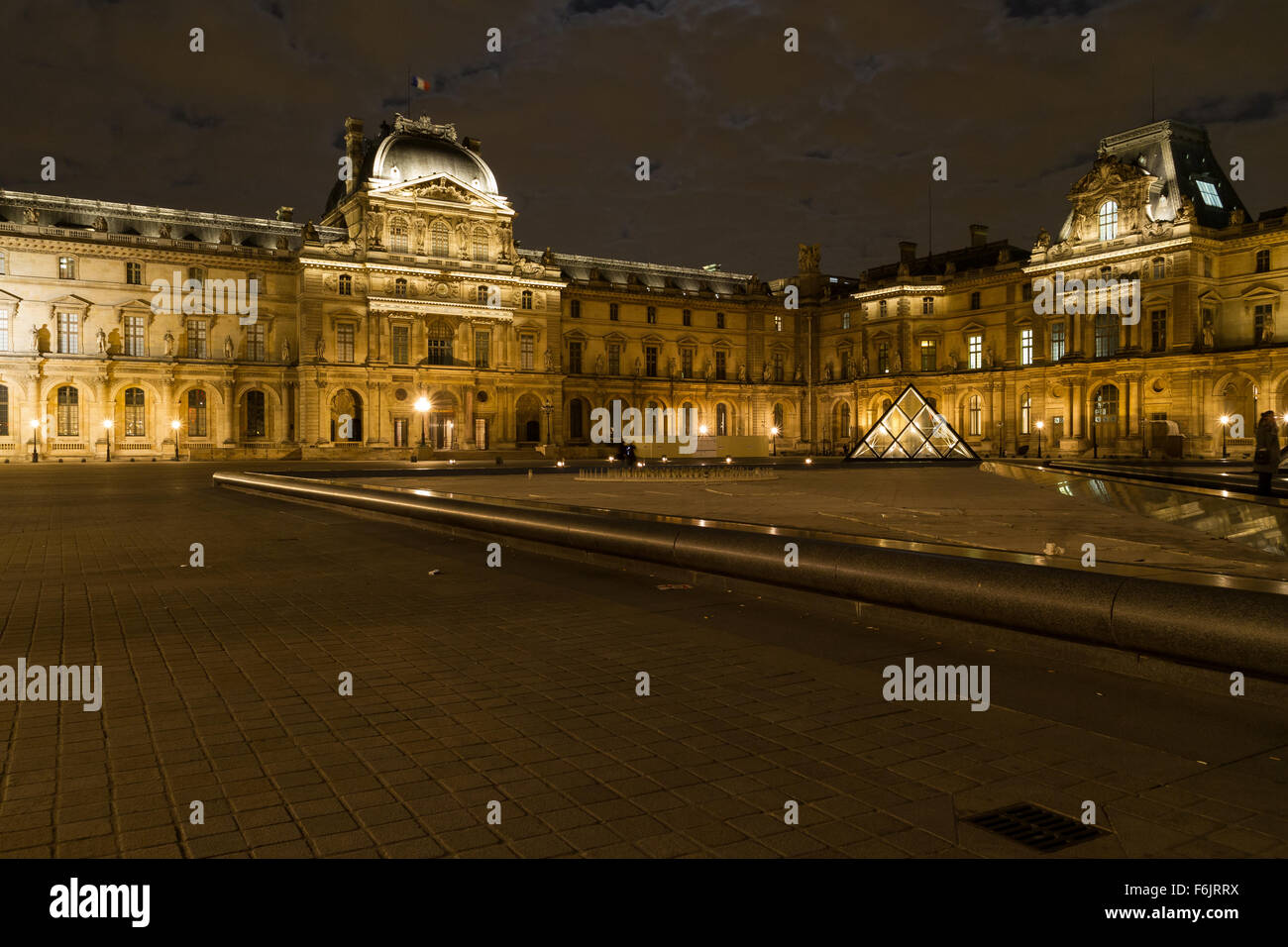 Pavillon denon nuit Banque de photographies et d’images à haute ...