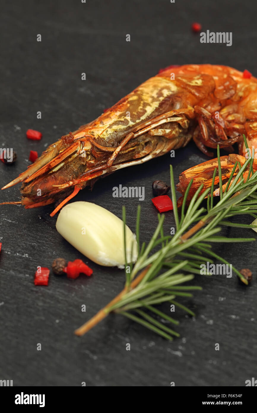 Crevettes géantes grillées ensemble avec le romarin, l'ail et le piment ...