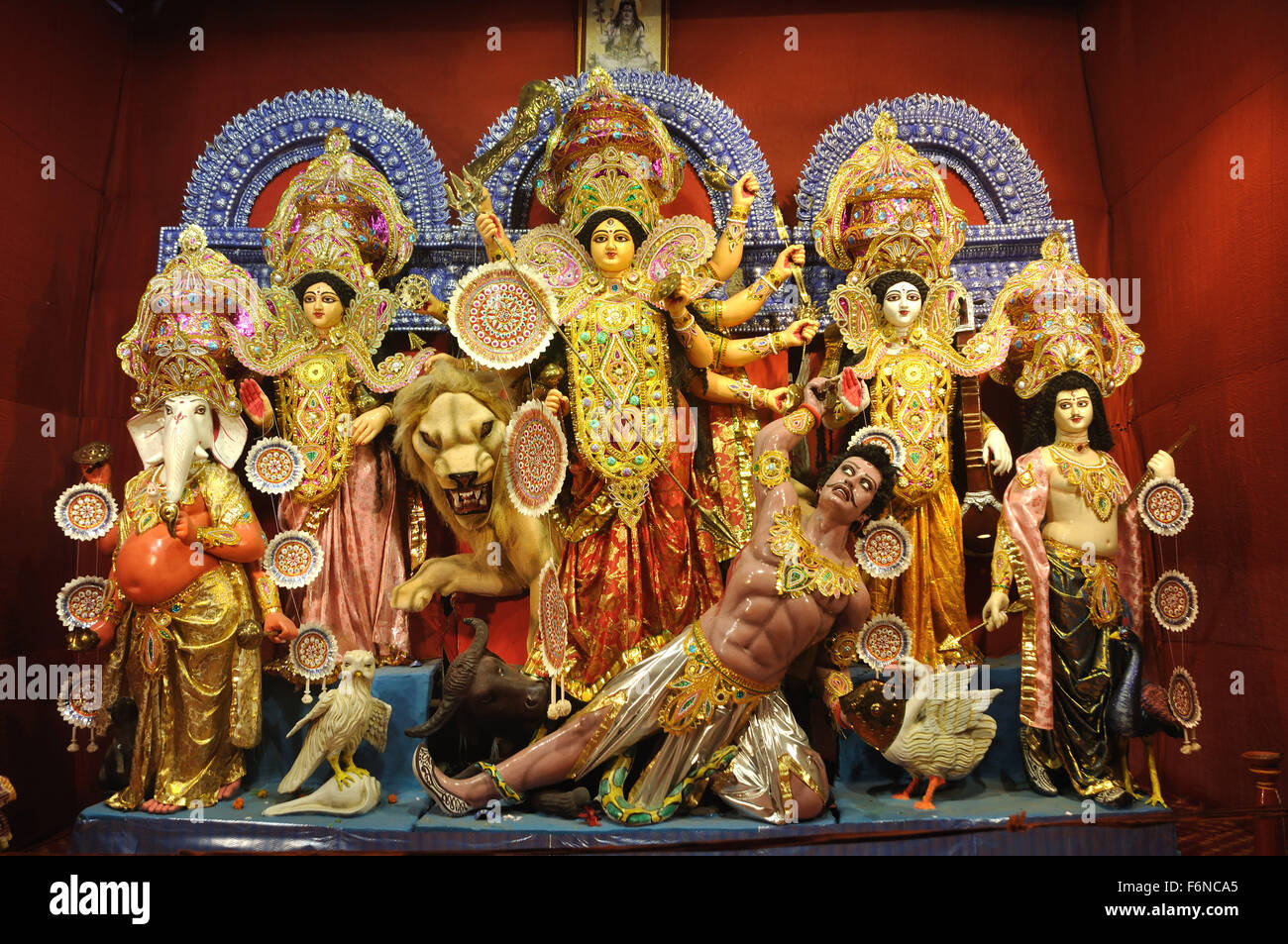 Goddess durga killing mahishasura Banque de photographies et d’images à ...