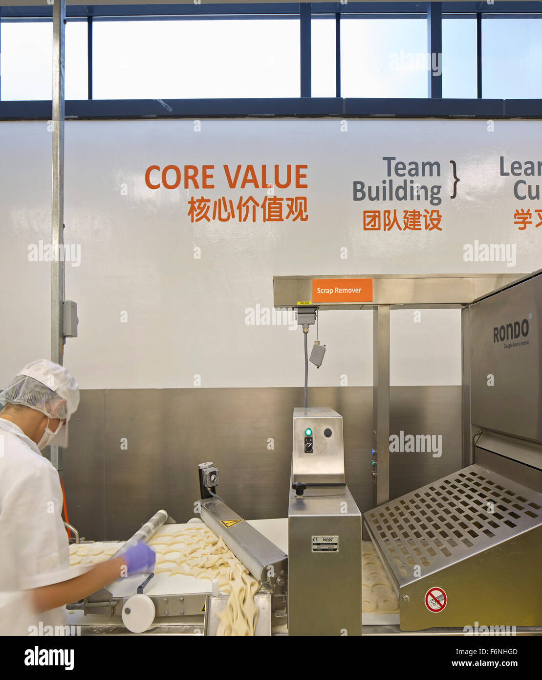 Détail de boulangerie industrielle avec la ligne de production. IHQ ...