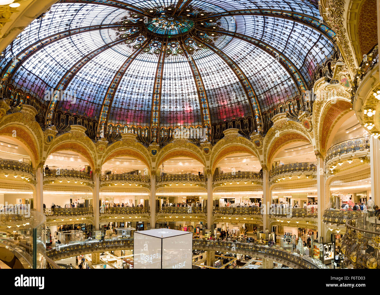 Les Galeries Lafayette d'un balcon et de plafond. L'immense plafond de ...