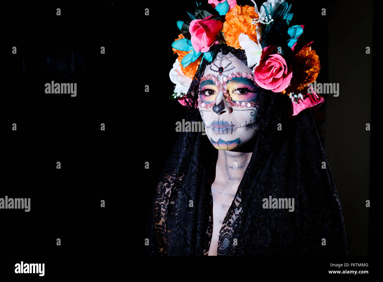 Femme vêtue comme la Calavera Catrina, squelette féminin traditionnel ...