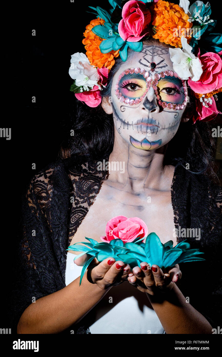 Femme vêtue comme la Calavera Catrina, squelette féminin traditionnel ...