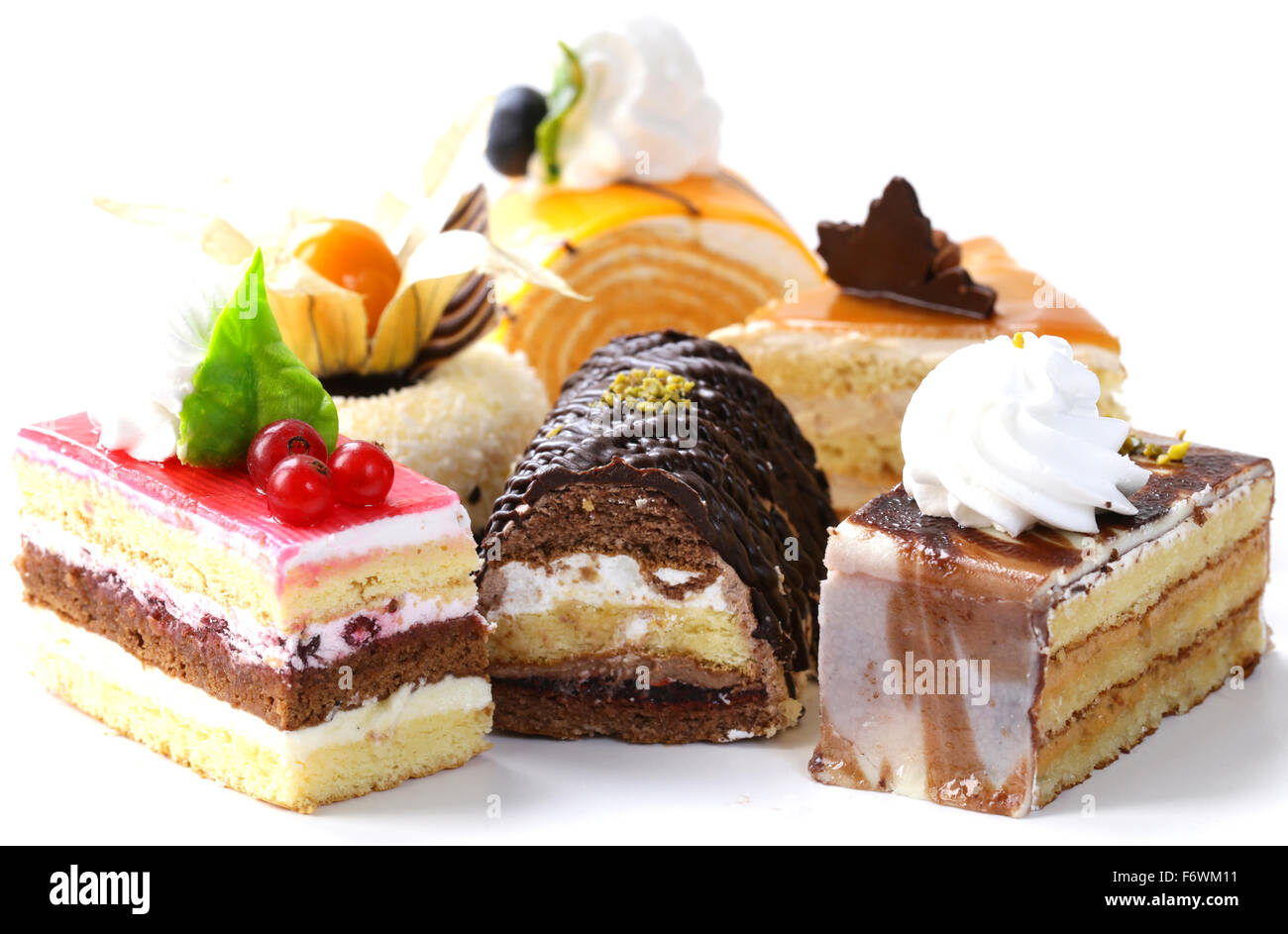 Un assortiment de différents mini gâteaux à la crème, chocolat et ...