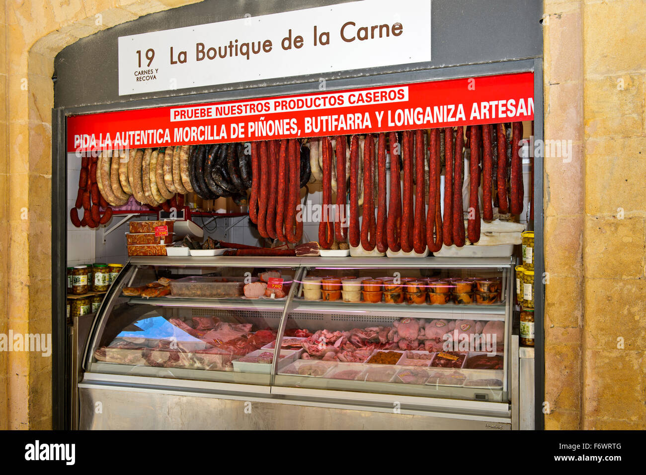 Stand avec des saucisses, des produits de viande, marché central ...