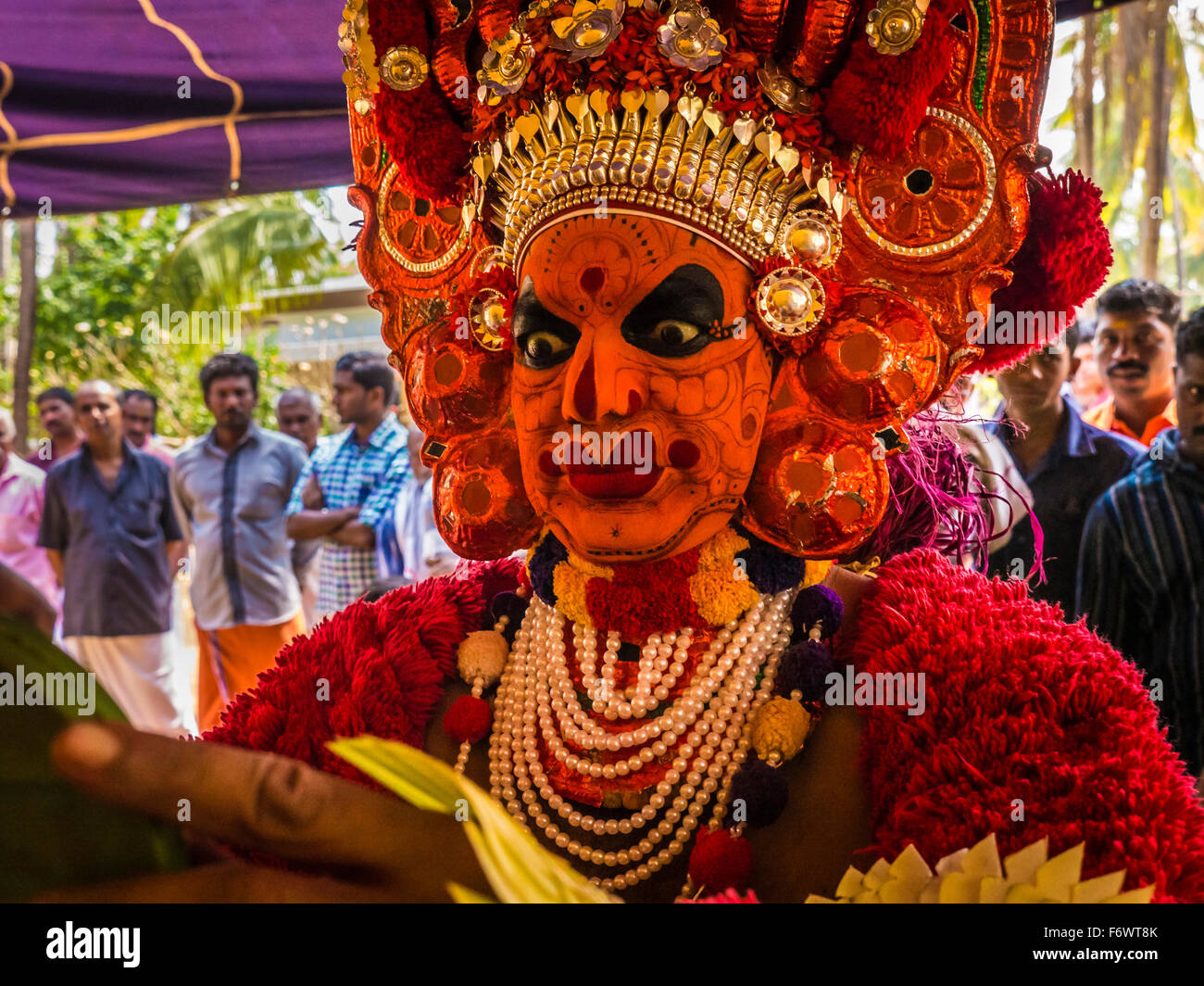 Theyyam dancer Banque de photographies et d’images à haute résolution ...
