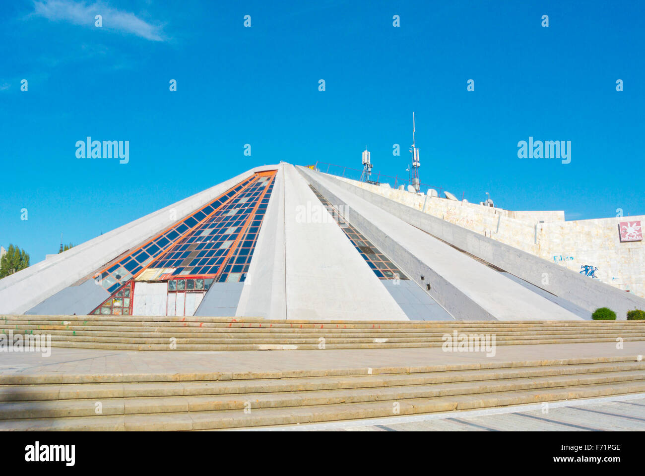 Pyramide de tirana Banque de photographies et d’images à haute ...
