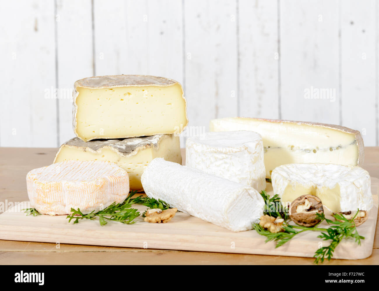 Différents fromages français placé sur l'ancienne table Photo Stock - Alamy
