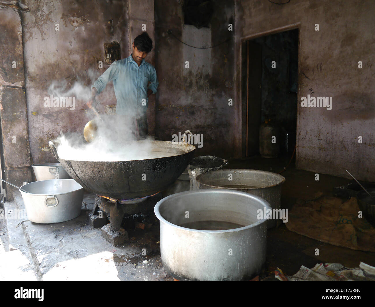 Steaming cauldron Banque de photographies et d’images à haute ...