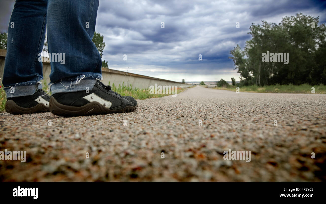 Homme marchant au milieu de la route Banque de photographies et d ...
