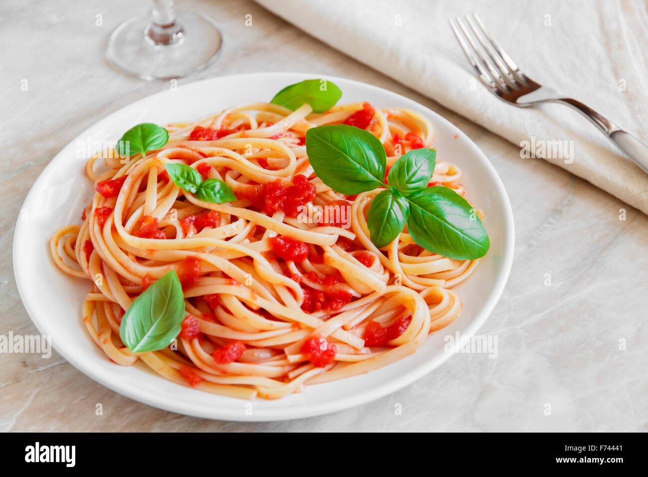 Pâtes linguine à la sauce tomate sur une plaque Photo Stock - Alamy