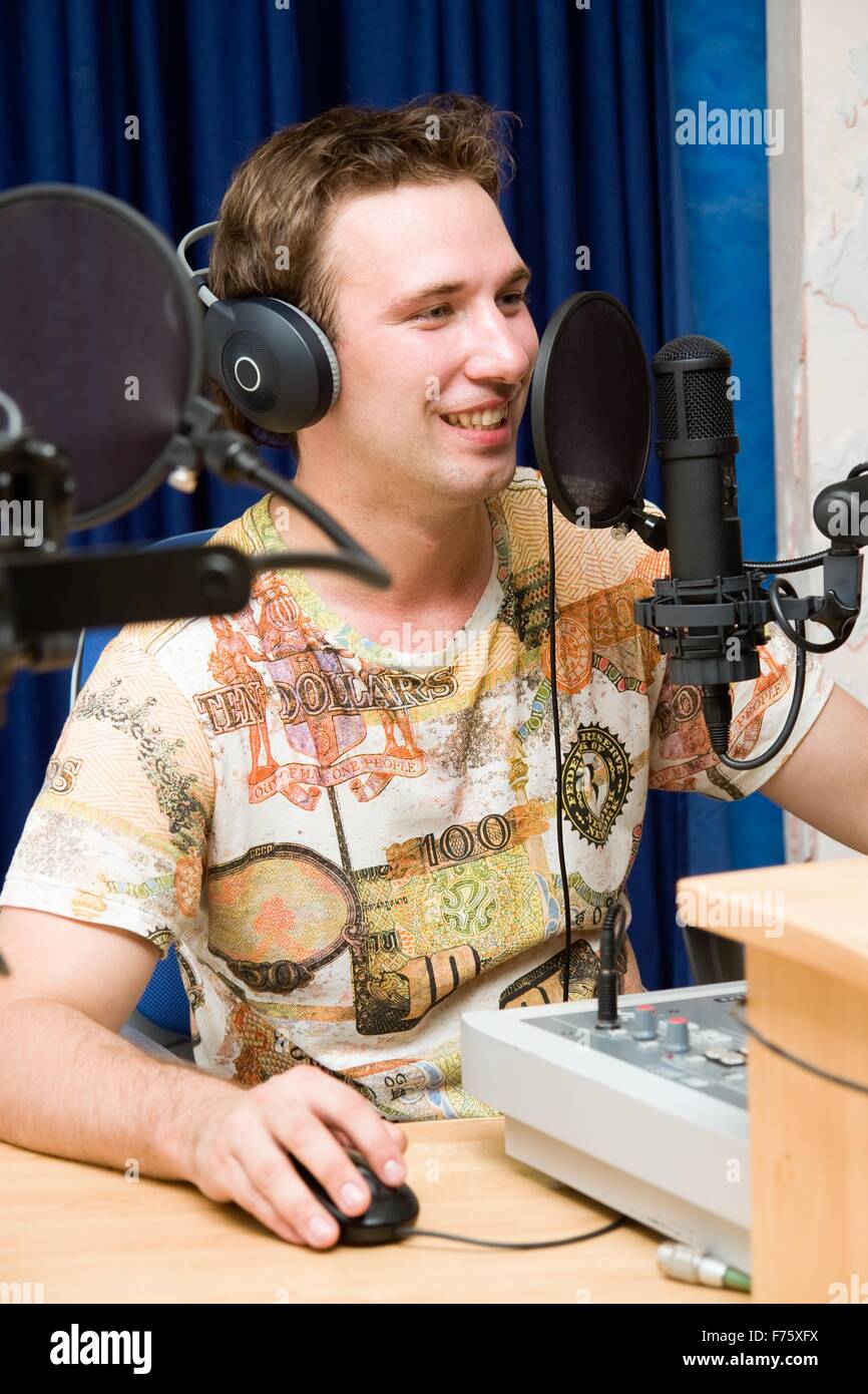 Radio dj male Banque de photographies et d’images à haute résolution ...