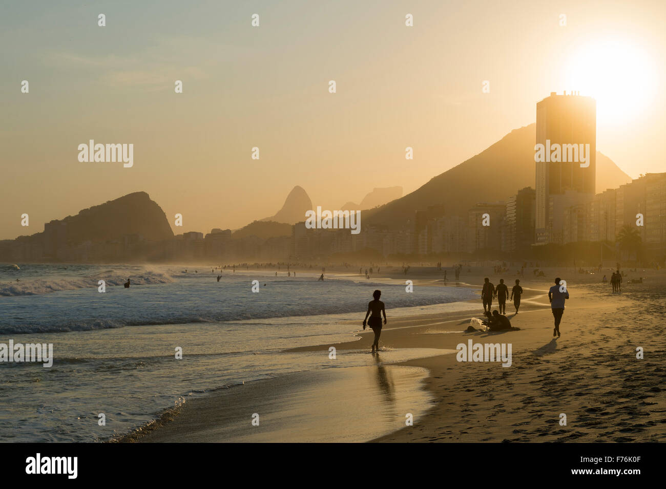 Golden soleil derrière une silhouette de la Rio de Janeiro skyline at ...