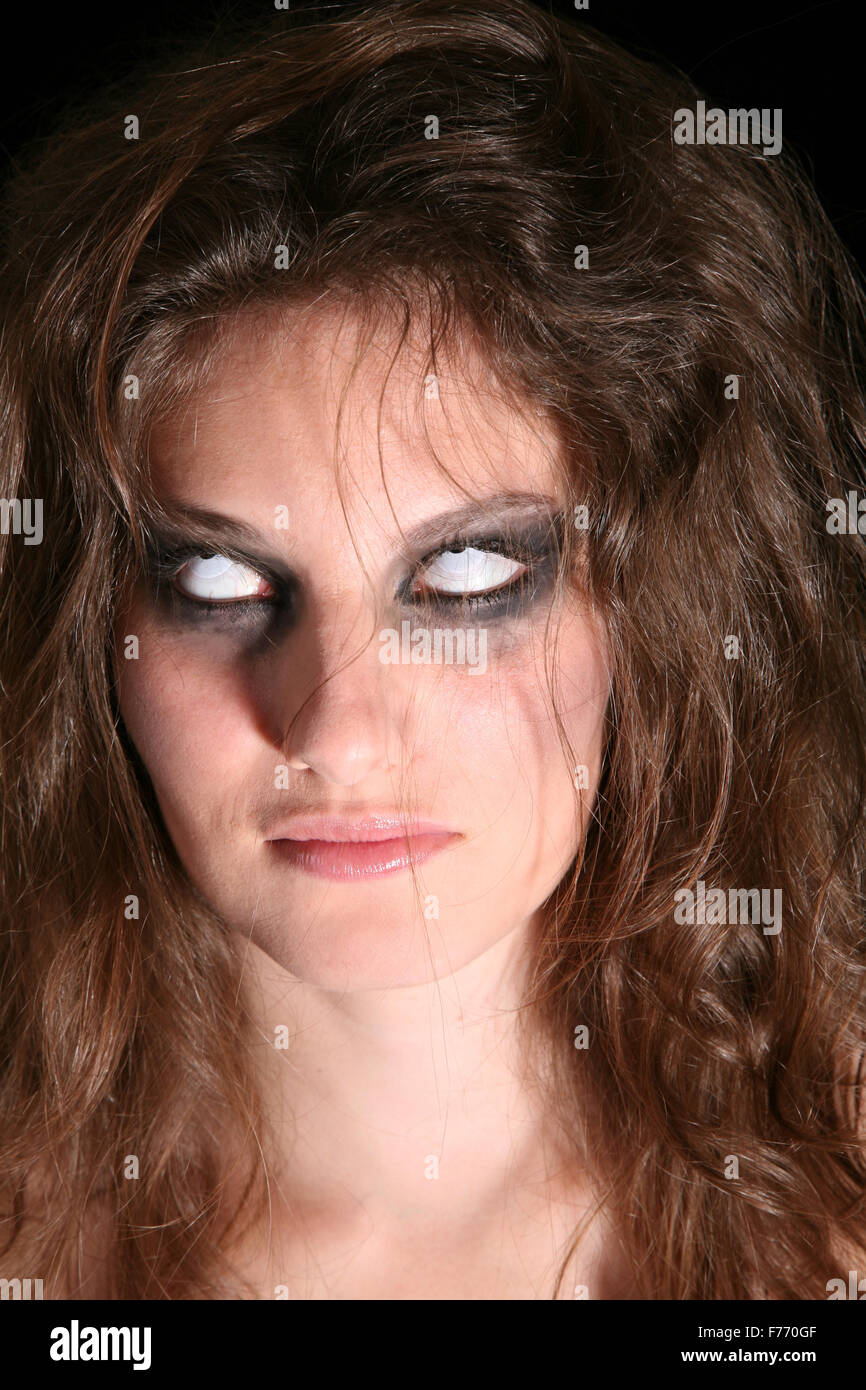 Yeux effrayants Banque de photographies et d’images à haute résolution ...