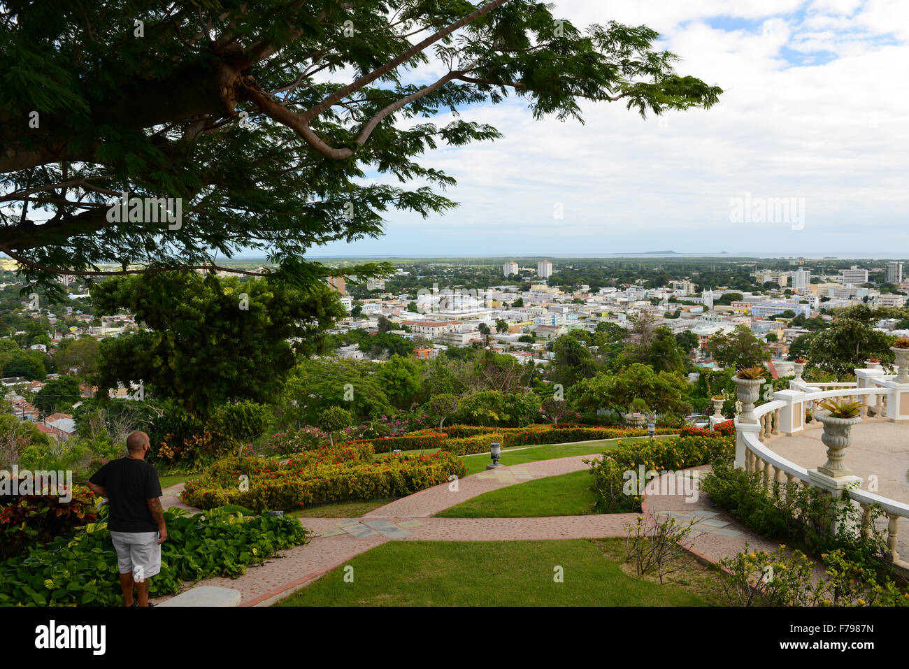 À la personne à la vue de la ville de Ponce du jardin du château ...