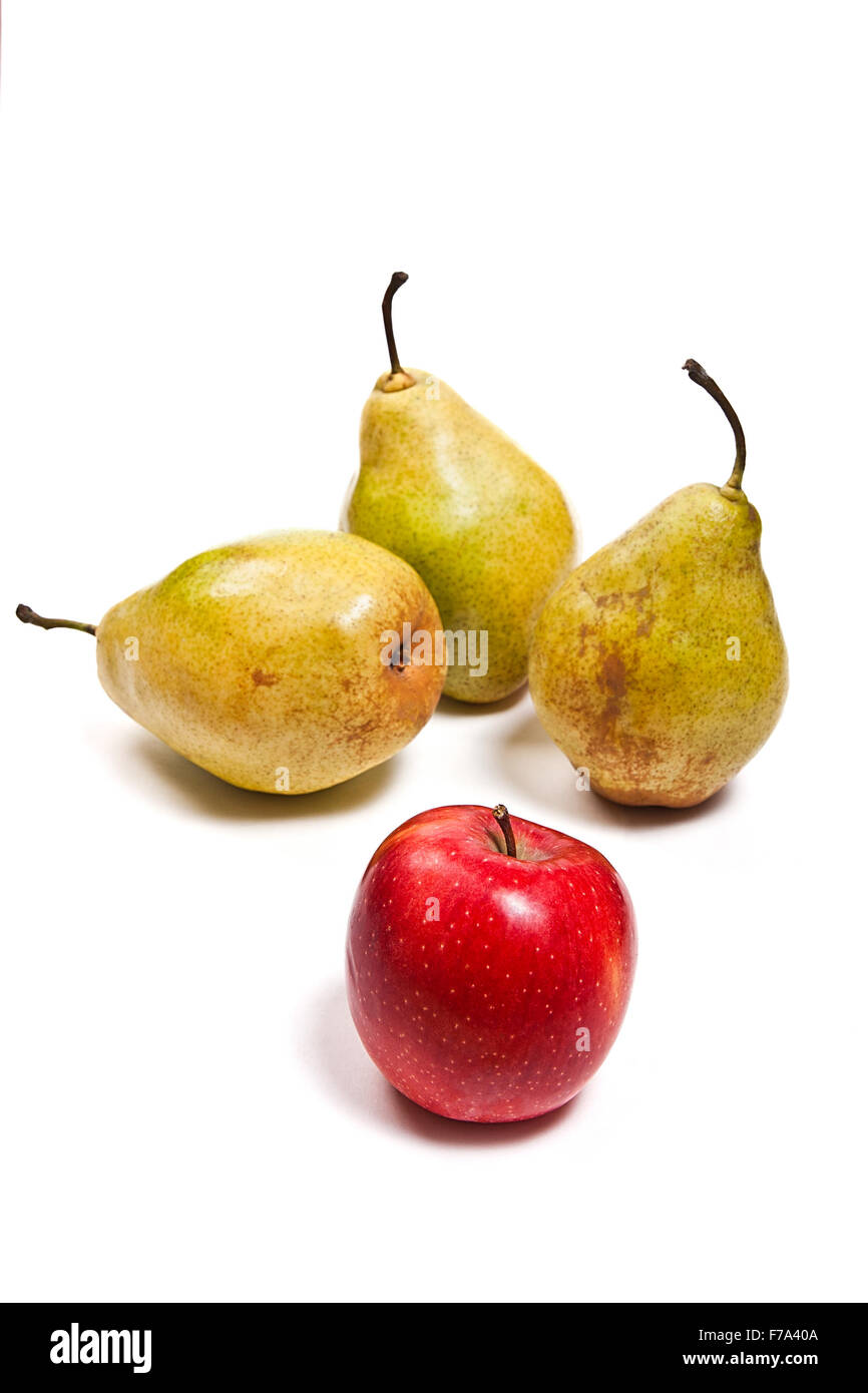 Seule pomme rouge en face de groupe de trois poires vert frais. Groupe ...