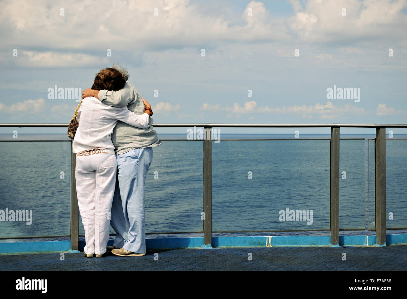 Mature couple hugging sur le pont d'un ferry entre Gênes et Palerme ...