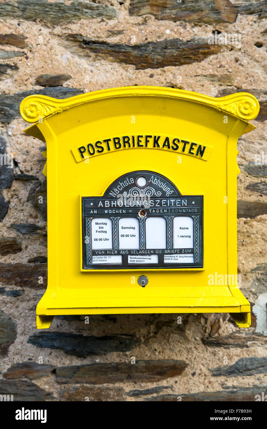 Boîte postale jaune ancienne Banque de photographies et d’images à ...