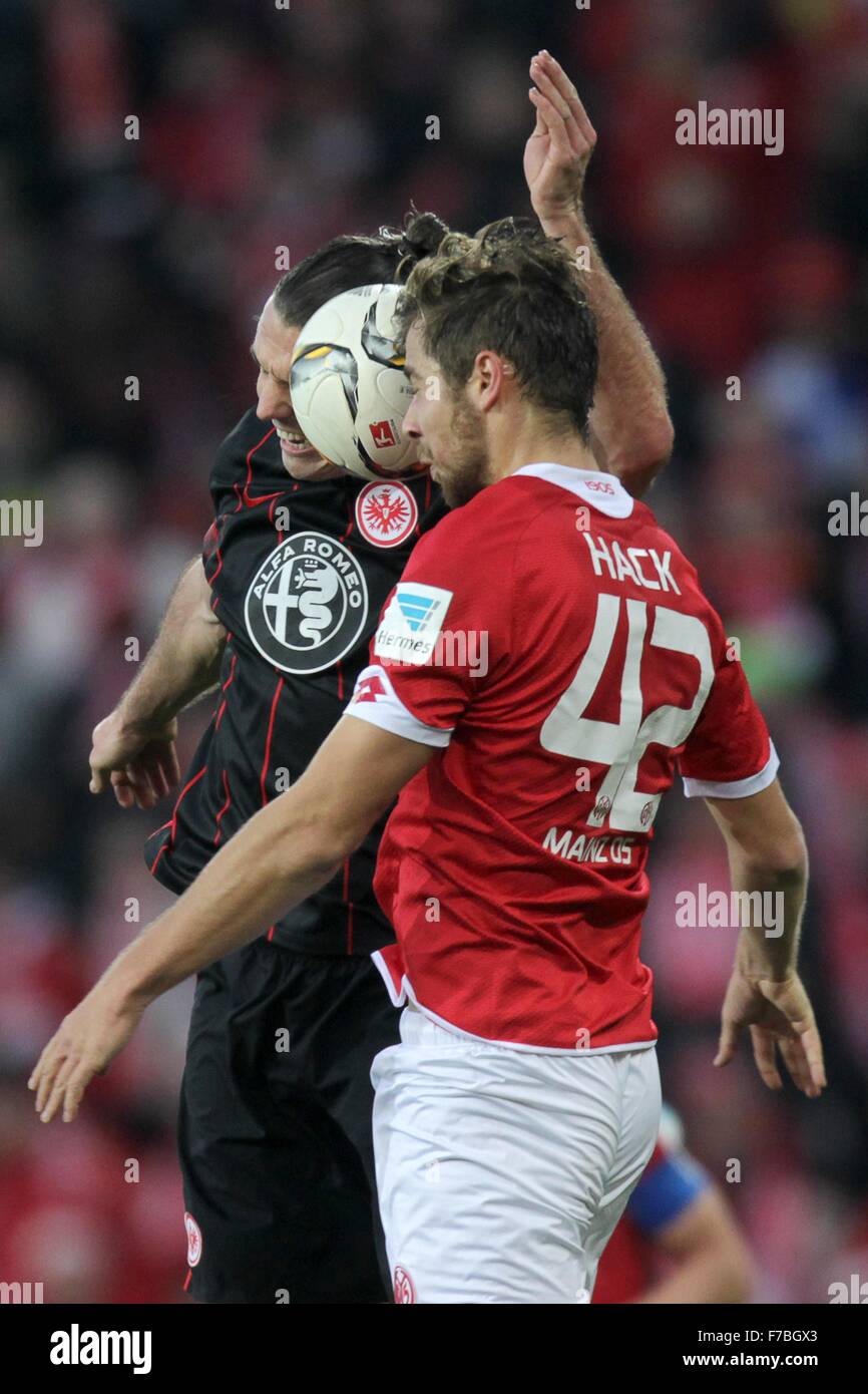 Mainz, Allemagne. 28 Nov, 2015. Mainz' Alexander Hack (R) et l ...