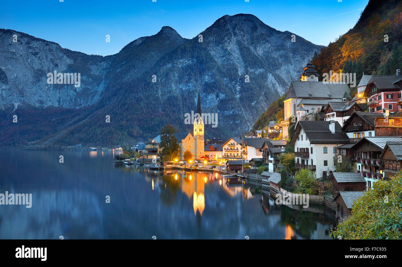 Autriche - Hallstatt Salzkammergut, village de montagne, Alpes ...