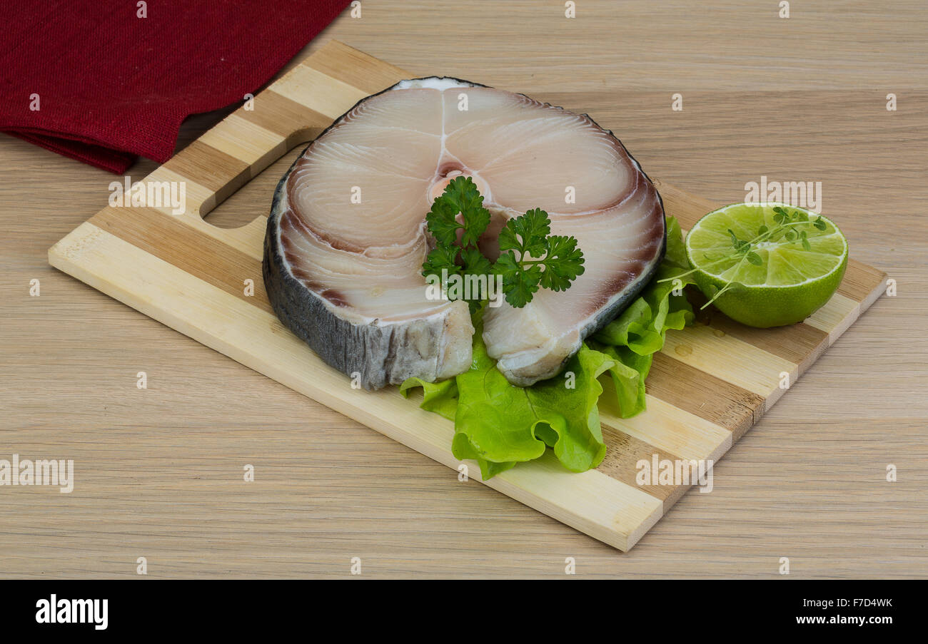 Steak de Requin bleu brut avec des feuilles de salade et de chaux Photo ...