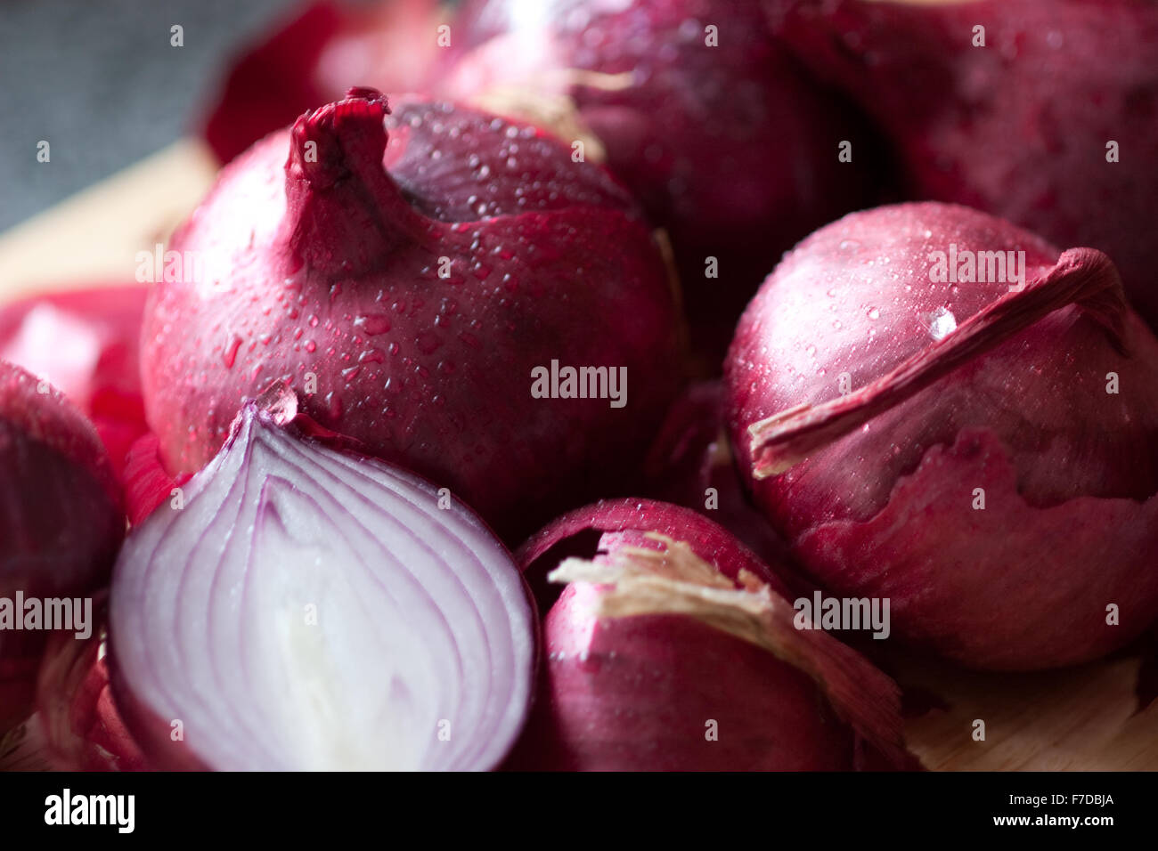 Oignons rouges entiers Banque de photographies et d’images à haute ...
