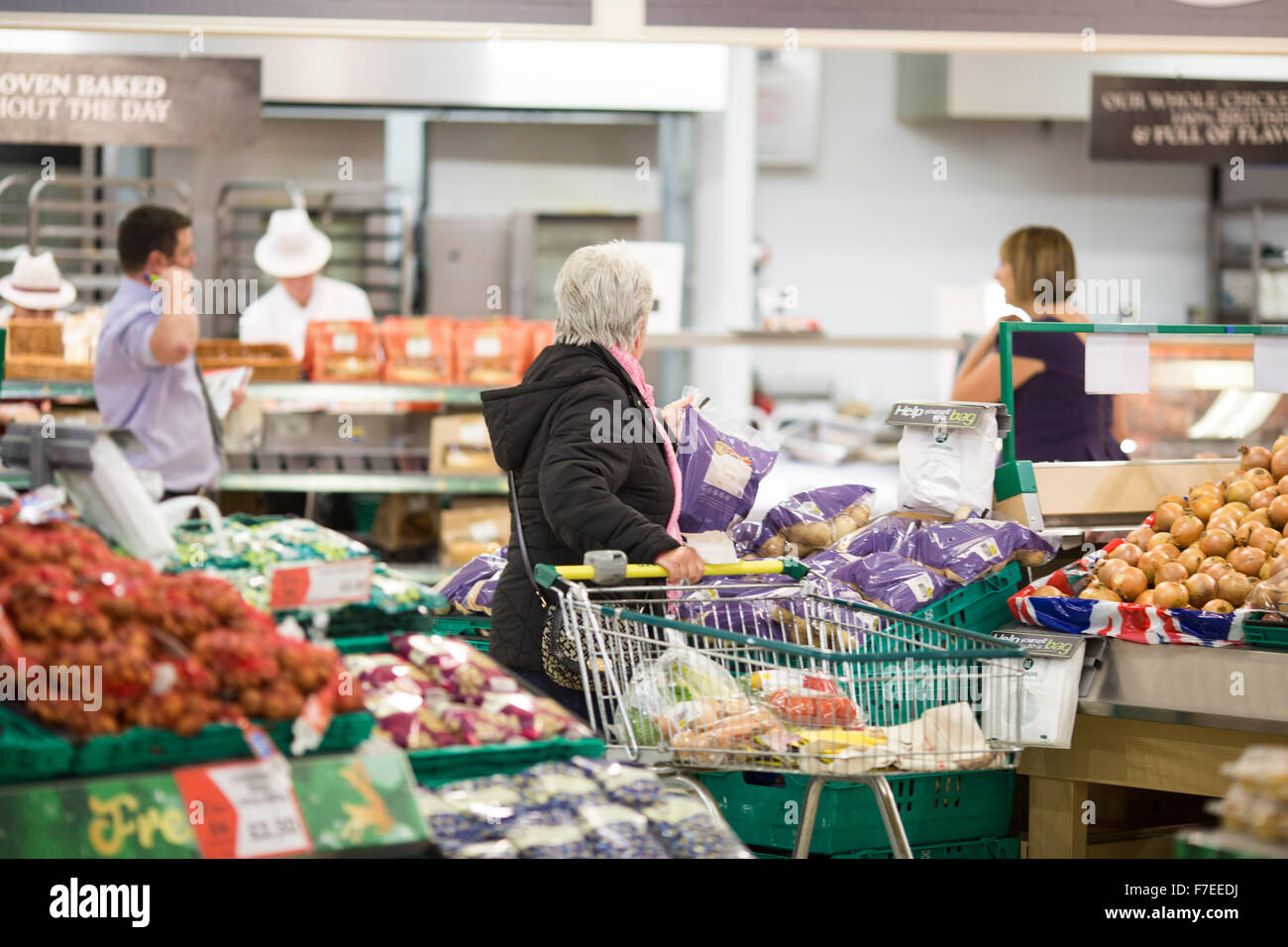 Une femme dans les magasins Morrisons , Squire Gate Lane , Blackpool ...