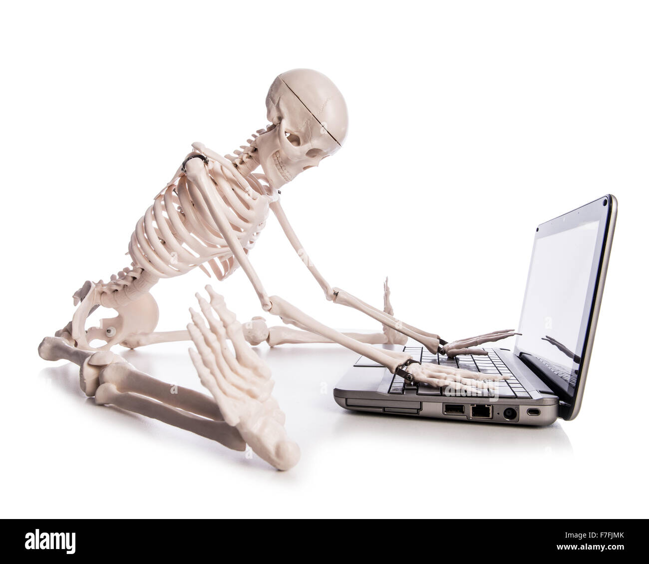 Skeleton sitting computer Banque d'images détourées - Alamy