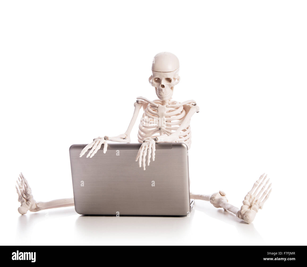 Skeleton sitting computer Banque d'images détourées - Alamy