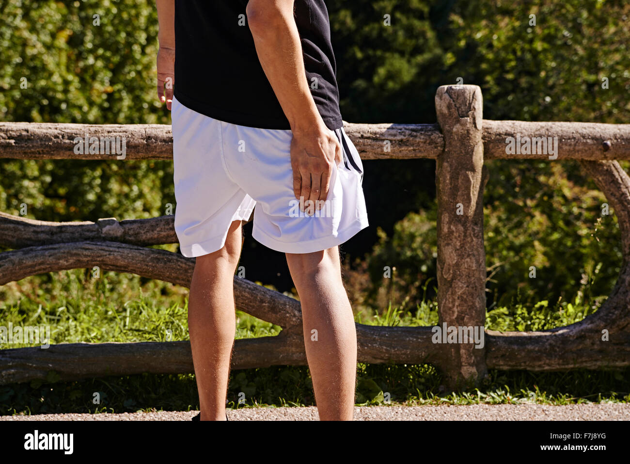 L'HOMME AVEC LA DOULEUR DE JAMBE Photo Stock - Alamy