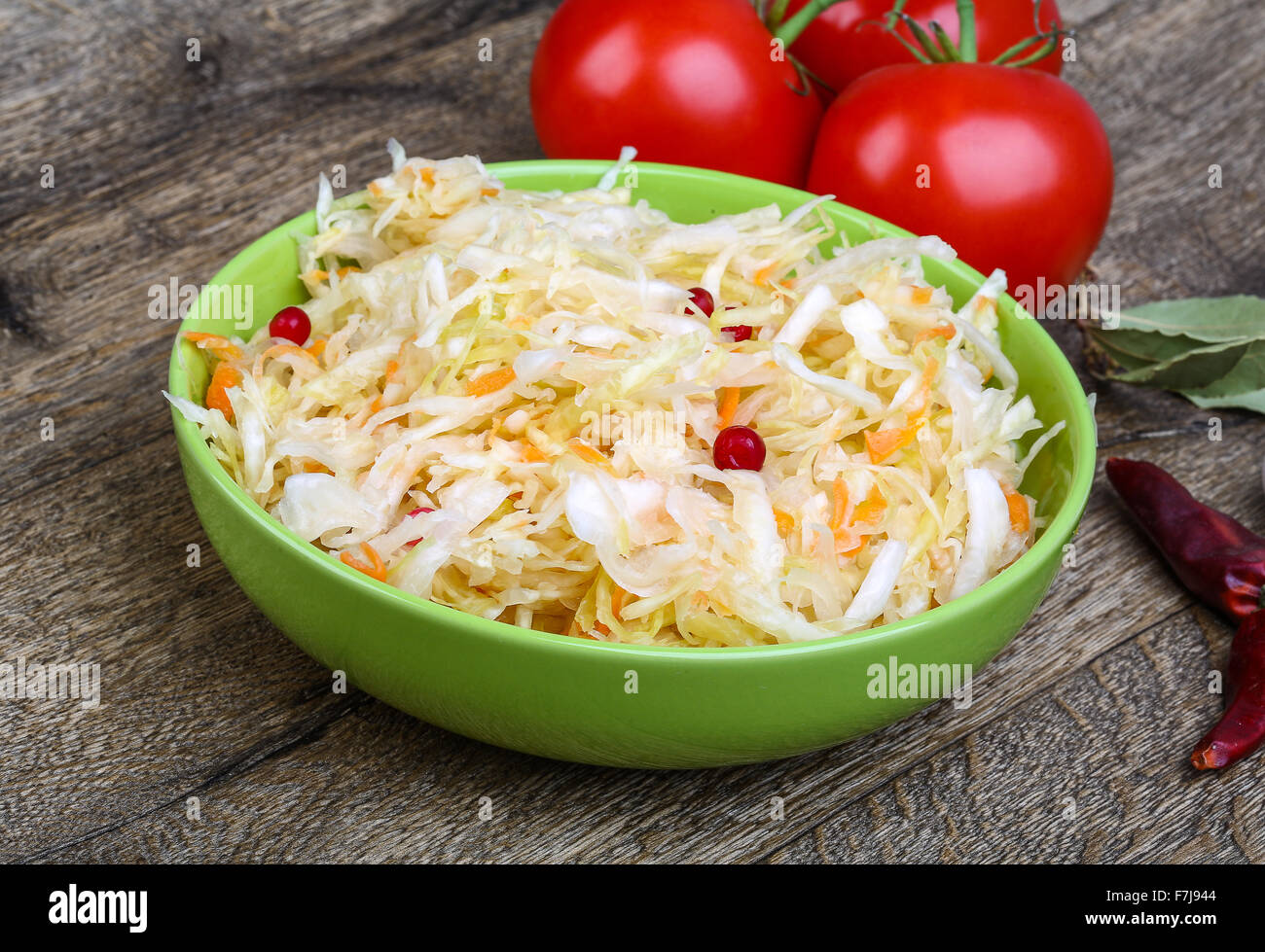 Le chou fermenté - la choucroute avec des herbes et des épices sur le ...