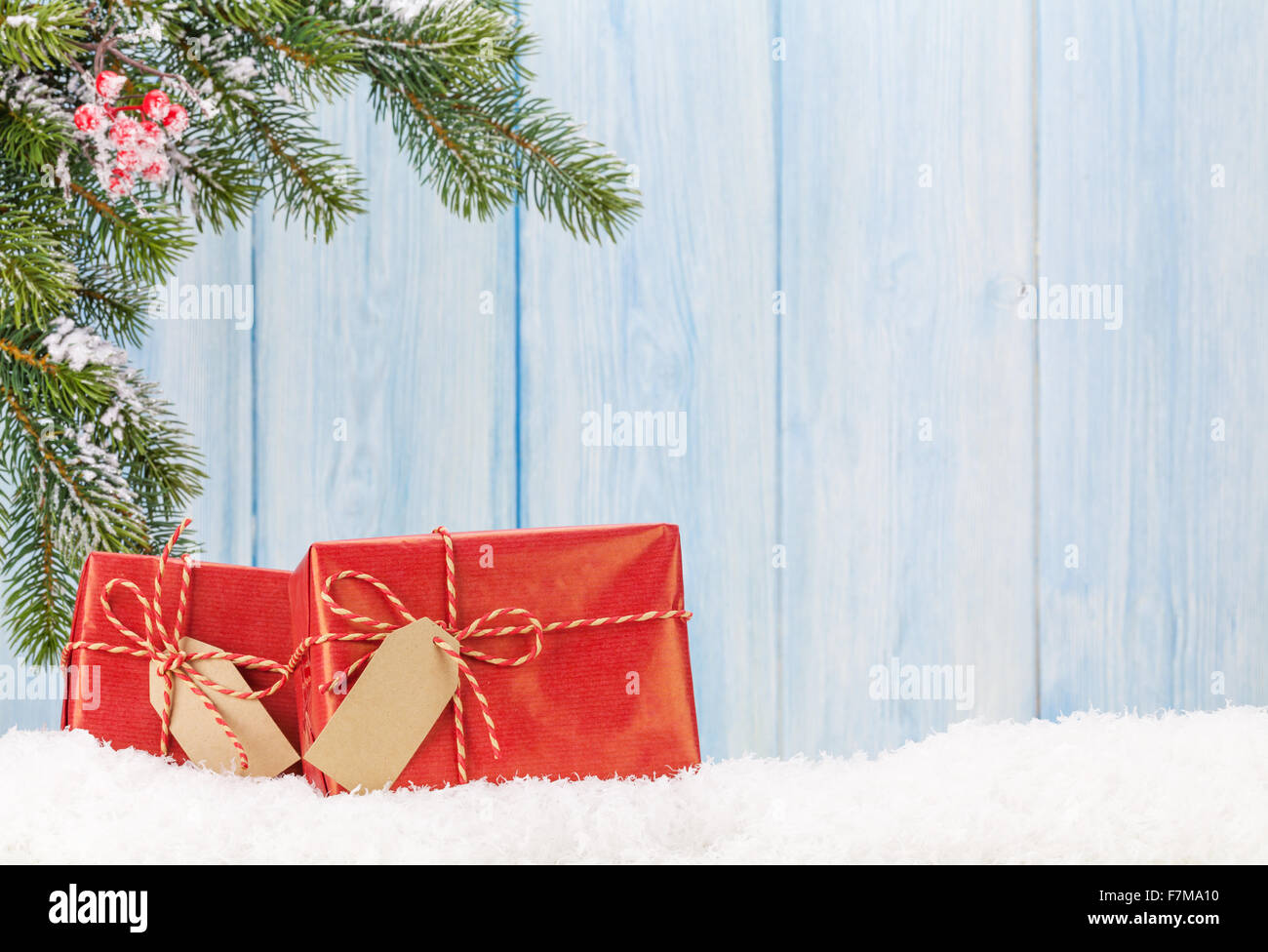 Coffrets cadeaux et sapin dans la neige Banque de photographies et d ...