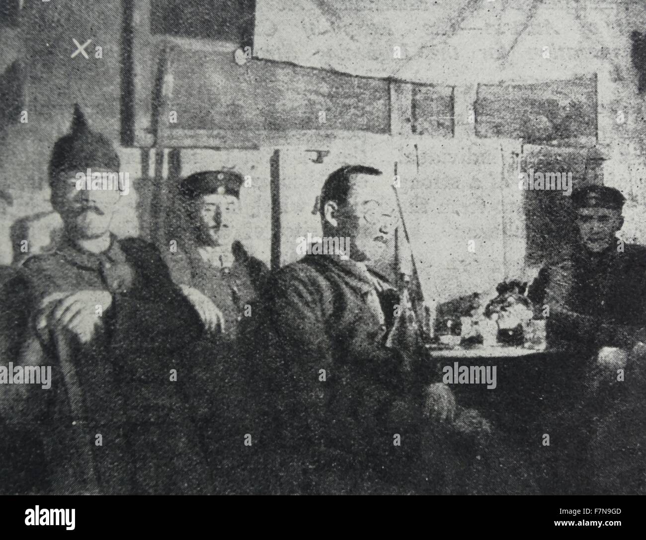Photographie d'Adolf Hitler qui sert sur le front de l'Ouest. Hitler ...