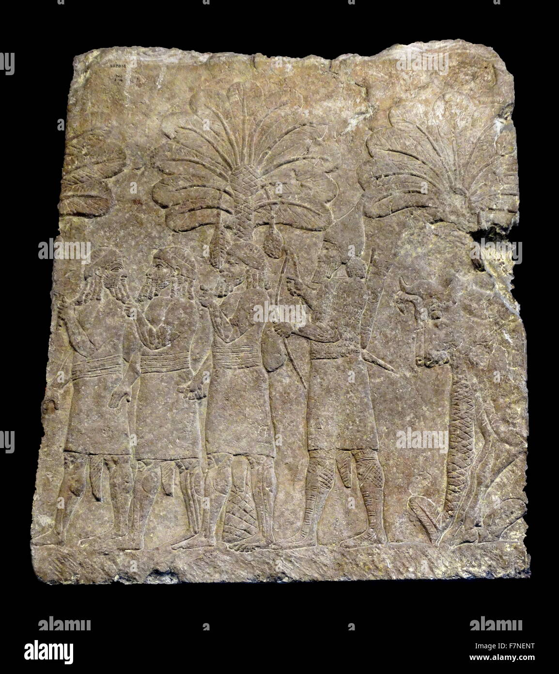 L'Assyrien relief représentant les prisonniers, gardés par des soldats ...