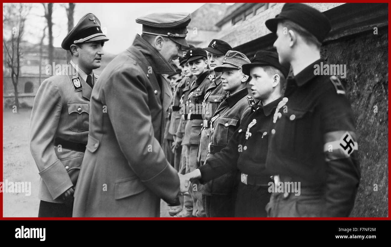 Hitler Shaking Hands Banque d'image et photos - Alamy