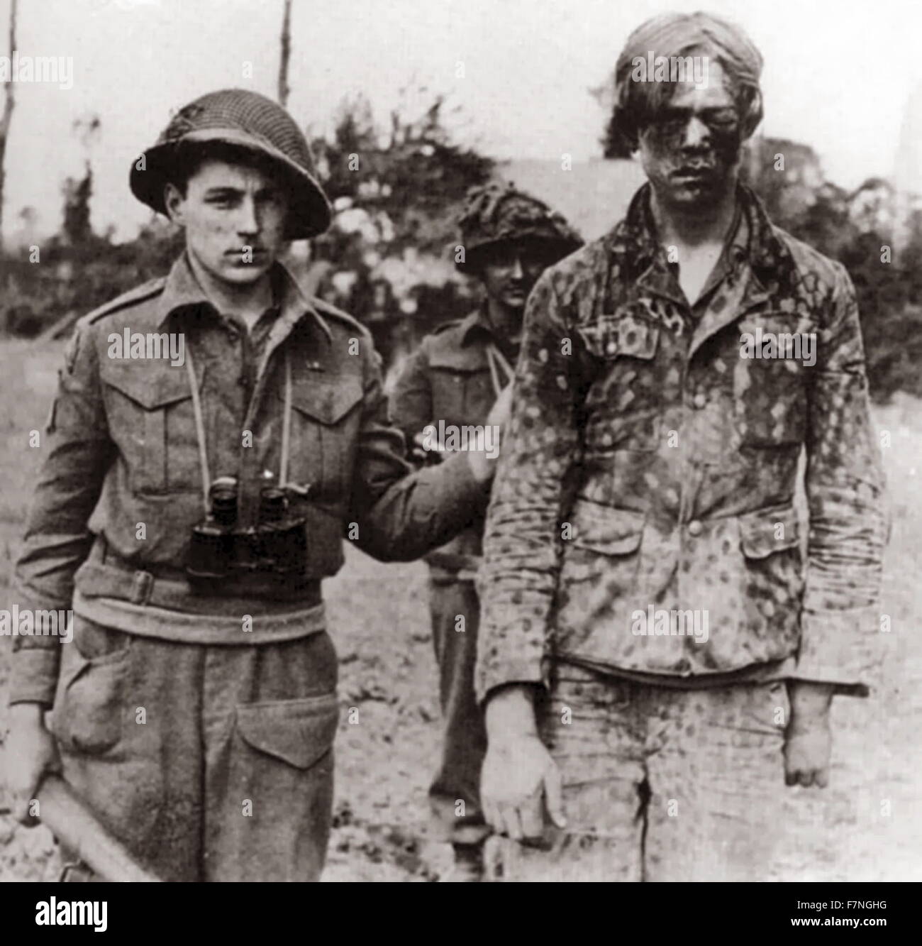 Photo d'un membre de la jeunesse hitlérienne capturés par les soldats ...