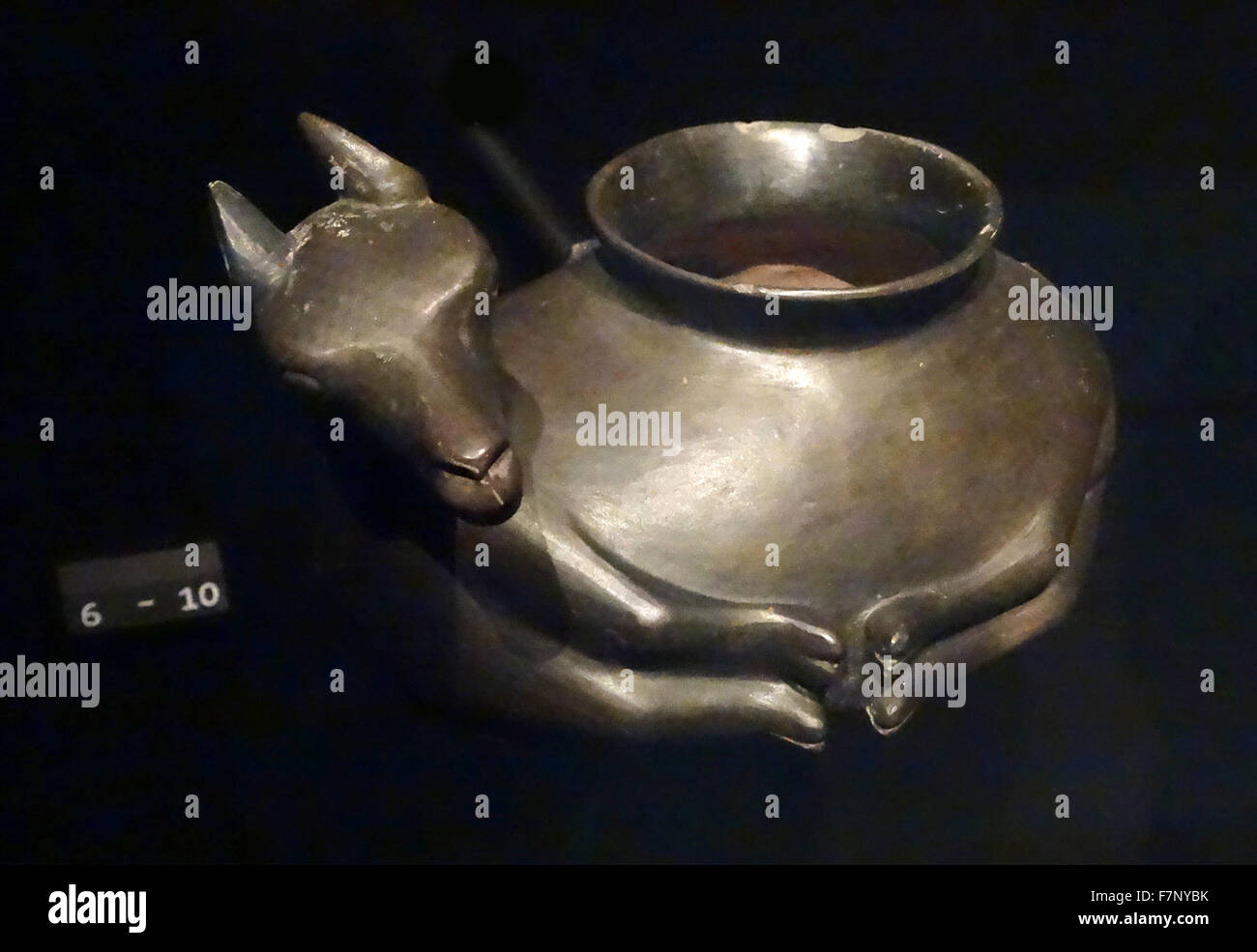 Un ancien vase en terre cuite en forme de Lama de la culture moche ...