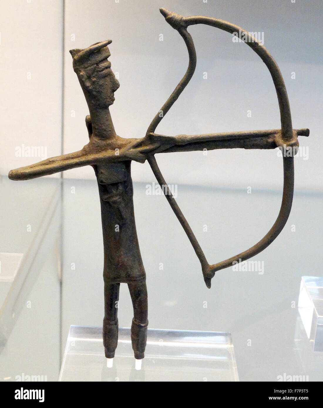 Votive en bronze figure d'un archer dimensions son arc, portant un ...